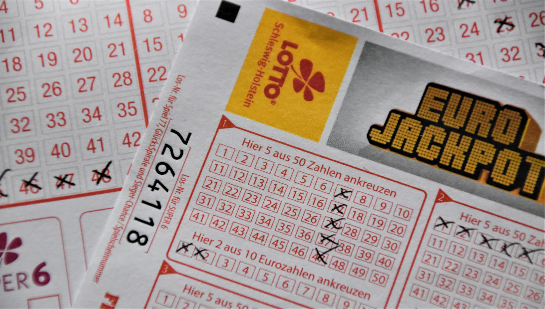 Lottery Strategy Blog - Quick Pick vs Choosing Your Own Lottery Numbers